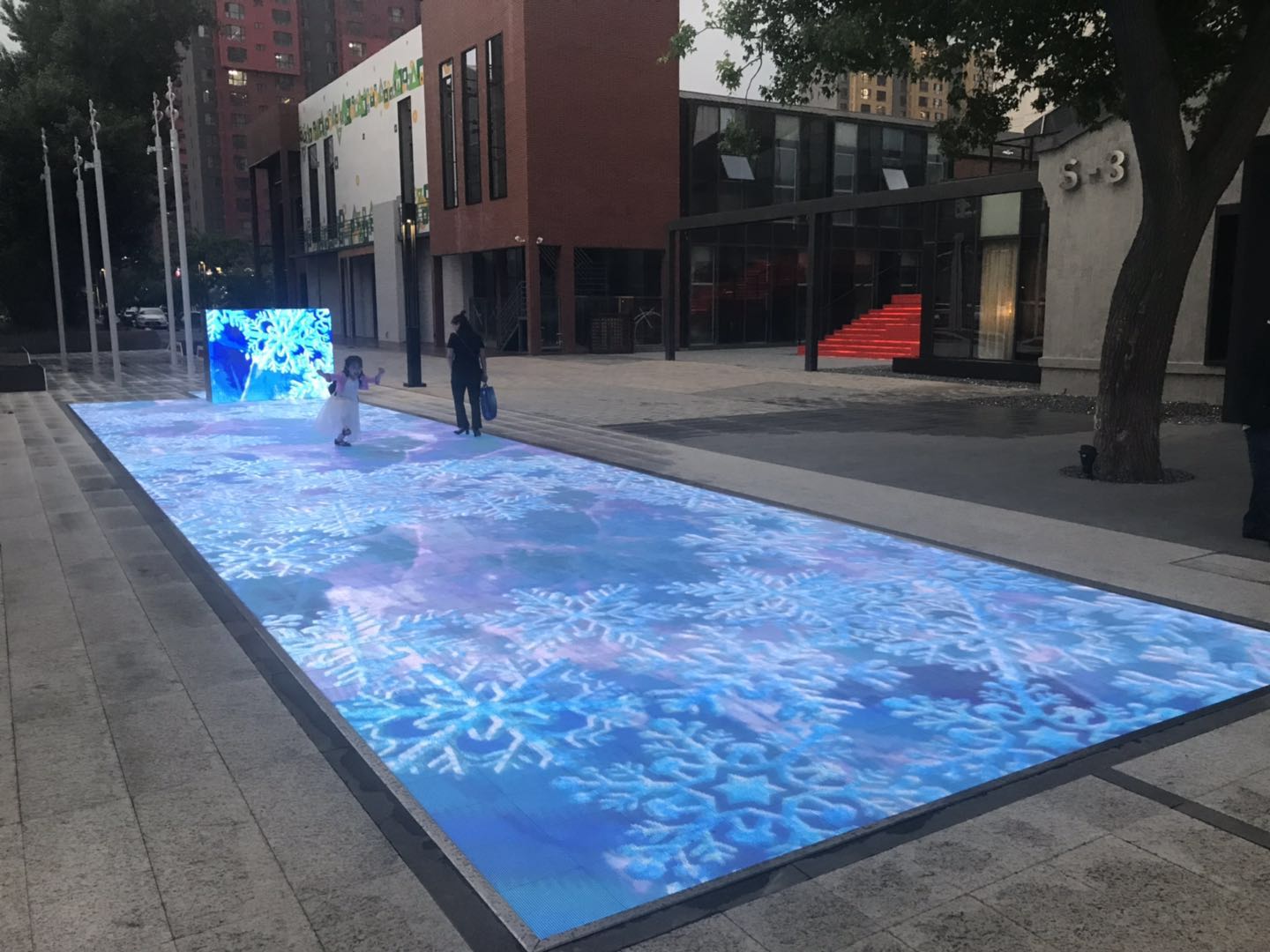 What are the advantages of Interactive LED floor? - LEDCOMS